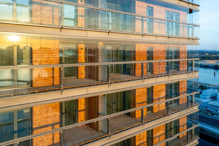 Das höchste Holzhochhaus Deutschlands mit Schiebeverglasungen und ...