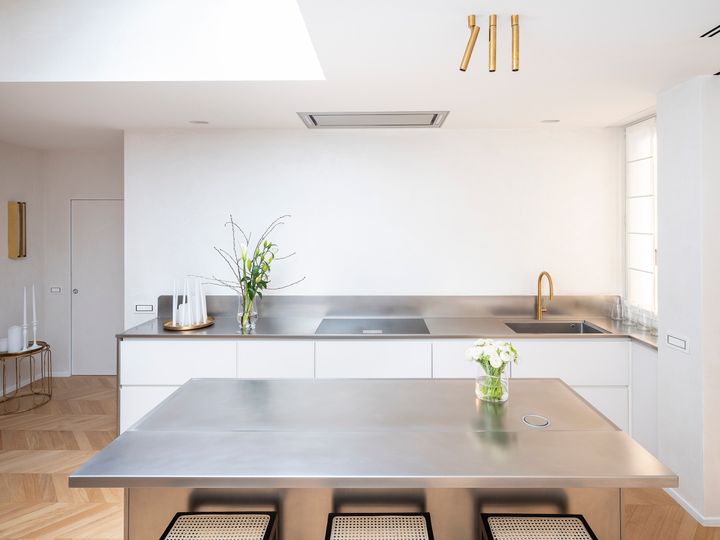 The Kitchen Atelier made of stainless steel by Abimis for a house in Milan