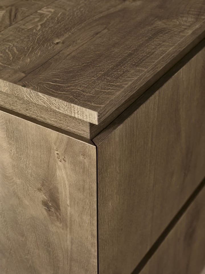 Impressive volumes and minimalist lines for Cloe by Cesar