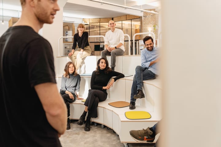 Office: new mobile furniture by Interstuhl