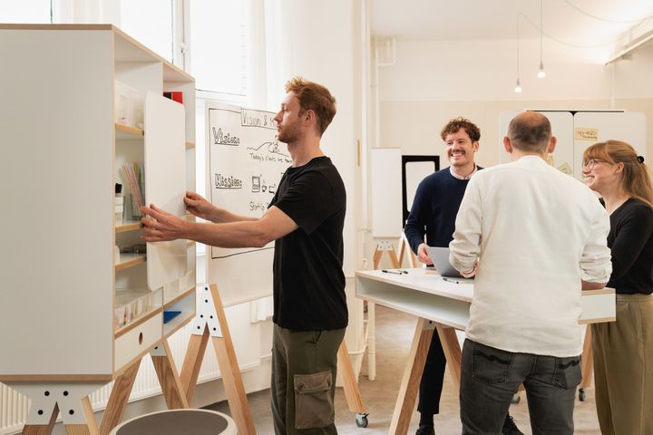 Office: new mobile furniture by Interstuhl