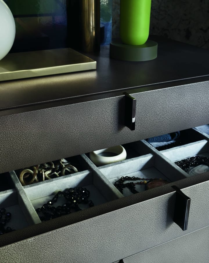 Ari, Flou's new canopy bed