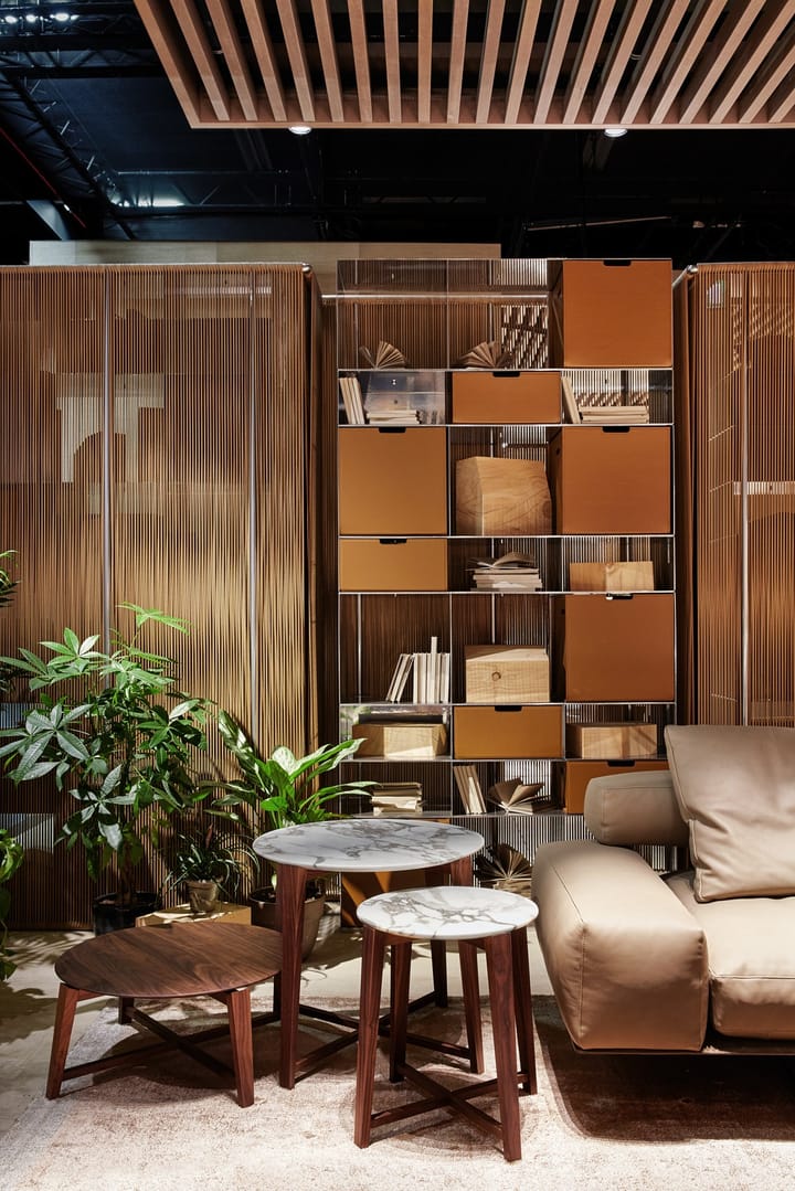 Natural and warm atmosphere for living space by Flexform