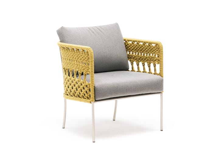 Volumi puri, ricami preziosi, fitti intrecci