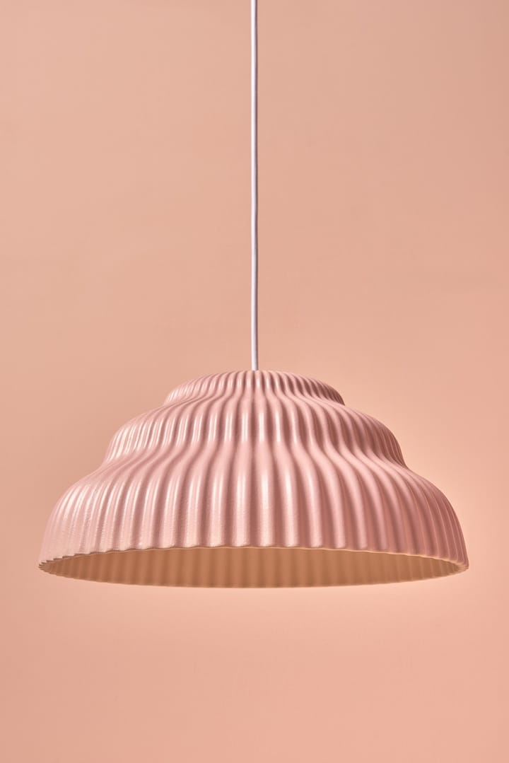 Kaskad: the lamp that reminds of the water flow of a cascade