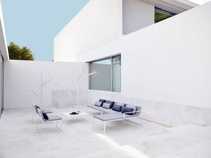 Light, fluid and architectural shapes