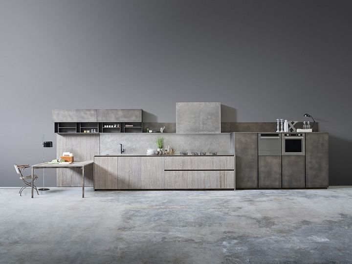 Axis. Legni caldi, acciaio vintage e verniciature metal