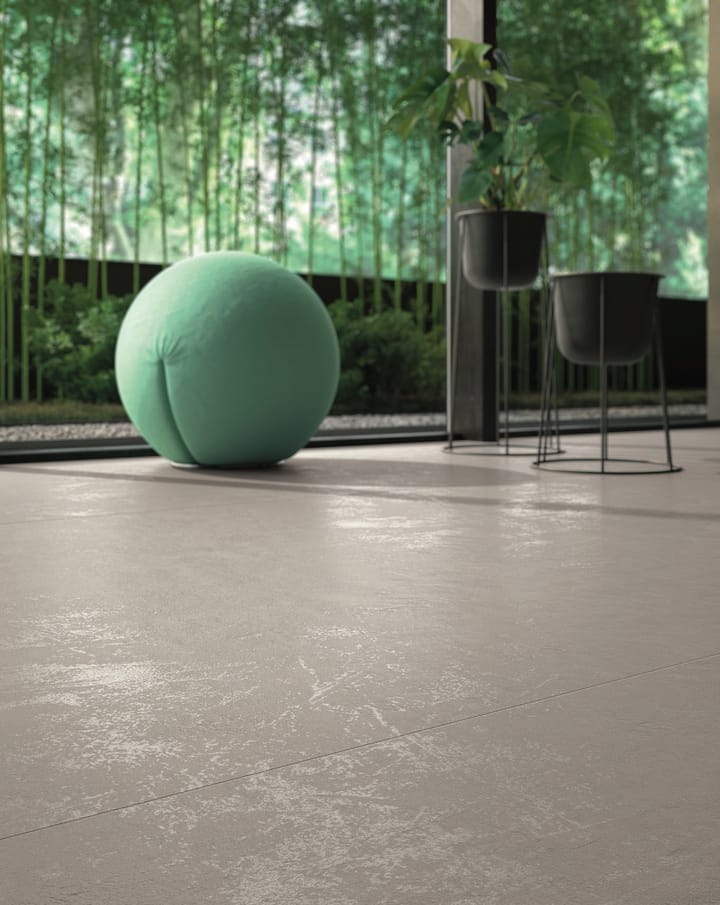 Flashes of light, neutral tones, minimal texture