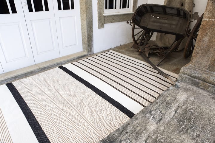 Sugo Cork Rugs: the return to the essential elements