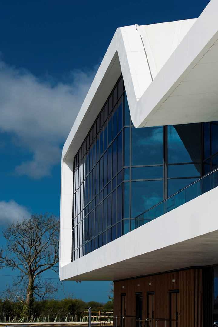 Un nastro bianco e fluido disegna la facciata del Menai Science Park