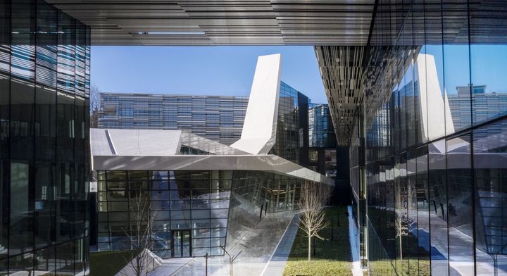 Un nastro fluido disegna il nuovo Headquarters di Angelini a Roma