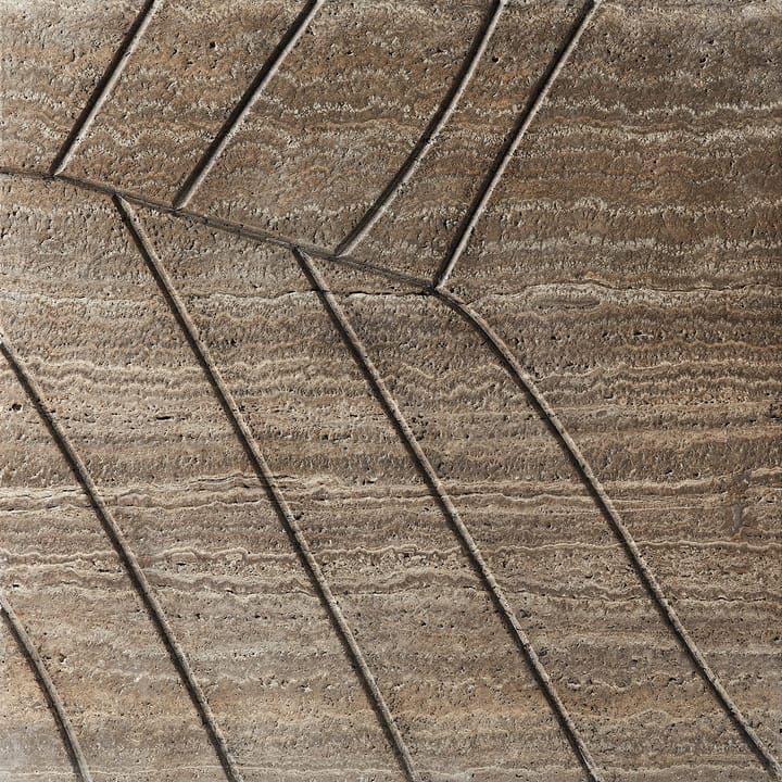 Linee morbide, incisioni materiche, dettagli organici