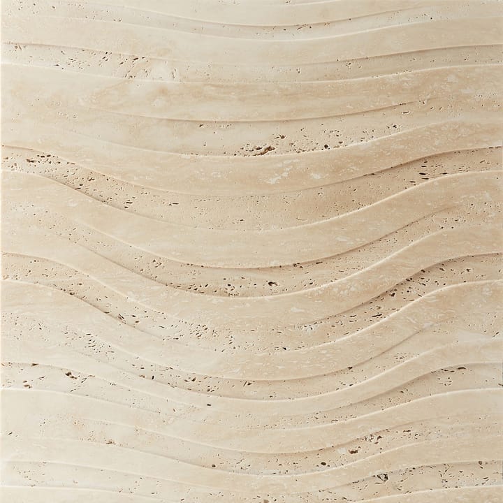 Linee morbide, incisioni materiche, dettagli organici