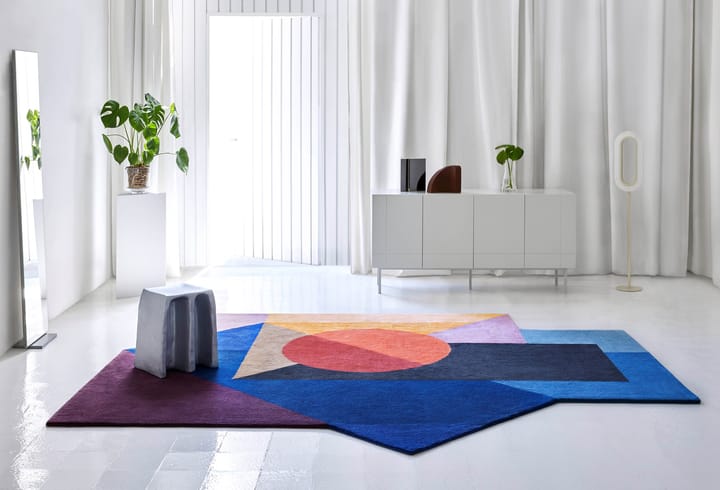 ZOE. Supremacy of Color and Shape