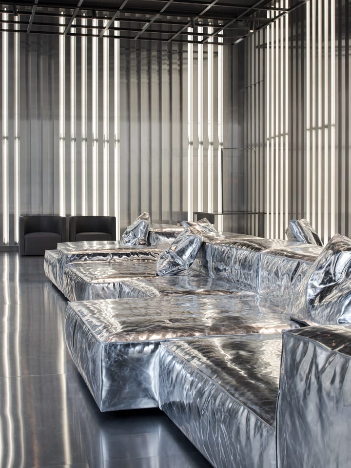 Audacious and Glamour: the new Living Divani Gallery Set Up