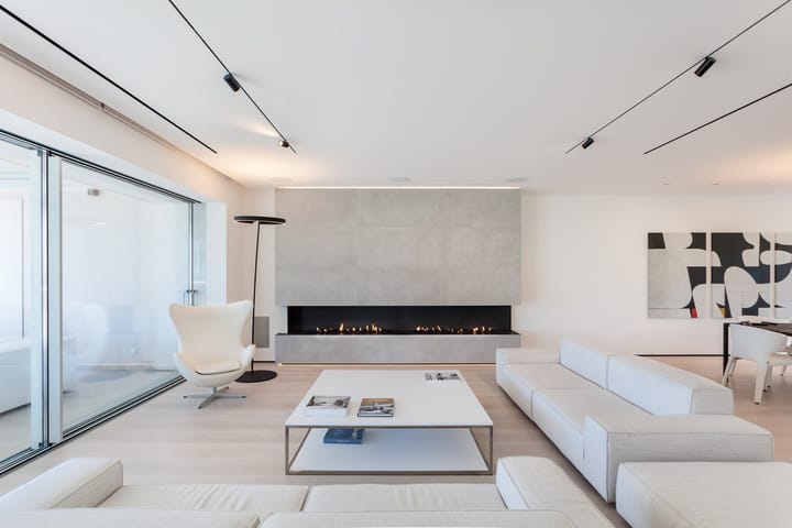 Pure Shapes, Light Colors and Permeable Spaces