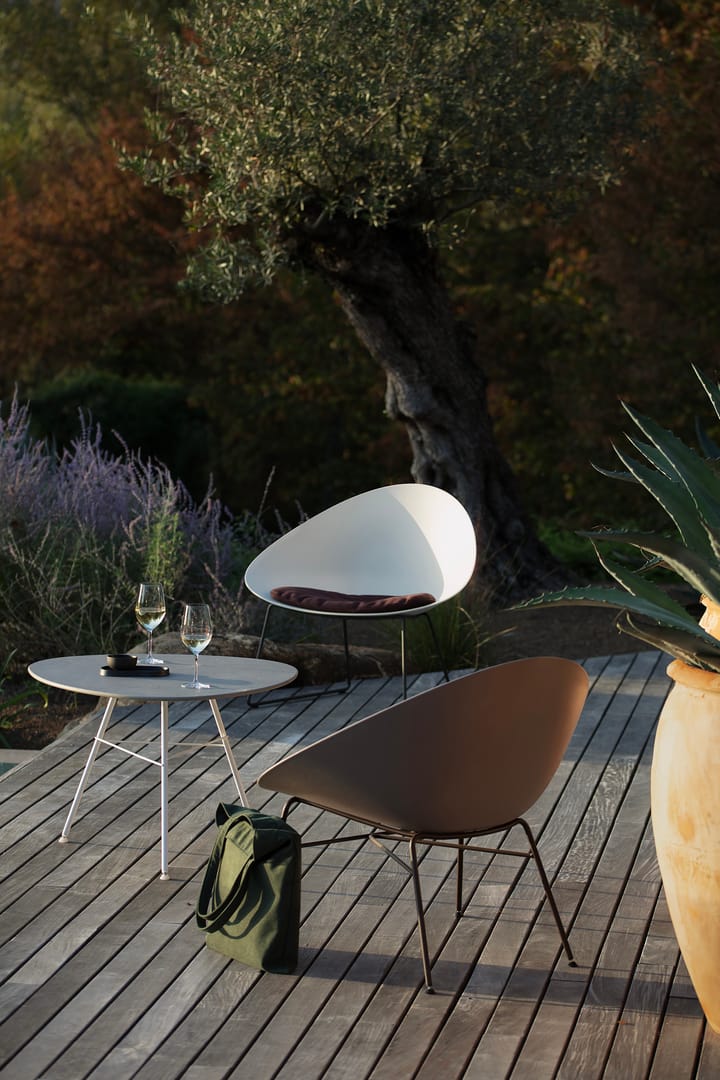 La poltroncina Adell di Arper in polipropilene riciclato