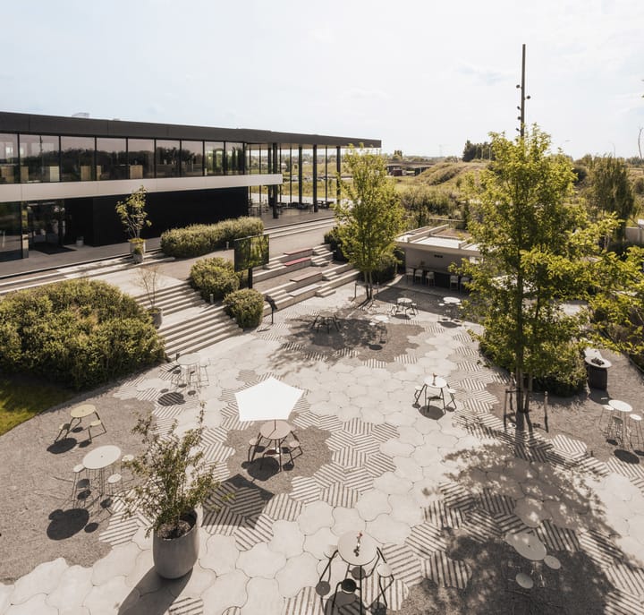 Innovative Rasengittersteine von Deer Concrete im Park von NOA Outdoor ...