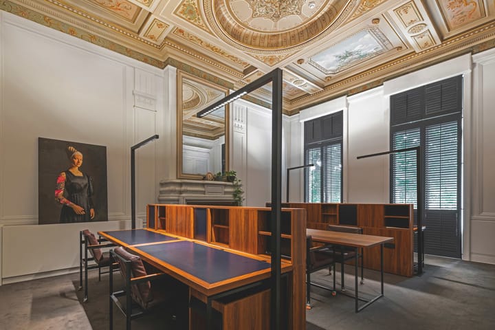 Die neue Arbeitsplatzstehleuchte Inform F von Deltalight