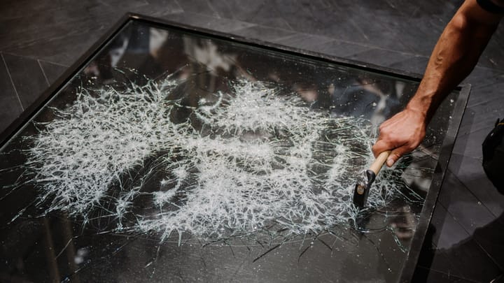 Ritratti femminili incisi nello specchio. Gallotti&Radice con l’artista ...