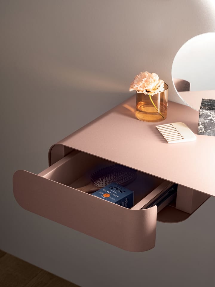 The Wave desk of the Fantin’s new curved metal furnishing collection