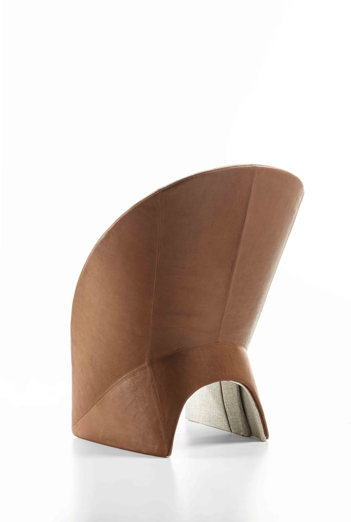 I nuovi arredi Frigerio firmati Front: il pouf Helix e la bergère Mayu