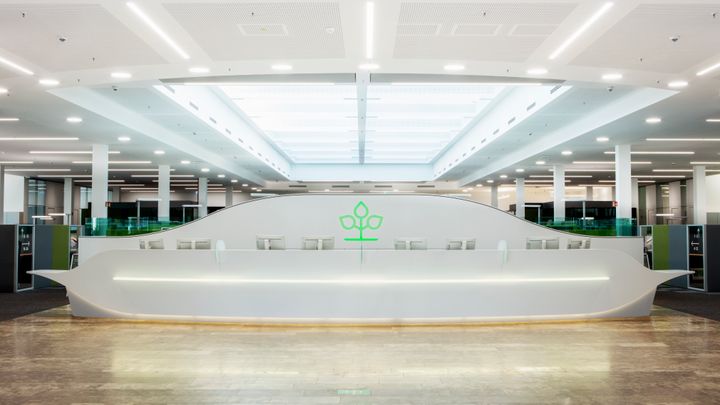 Il Solid Surface HIMACS per un reception desk dalle forme fluide