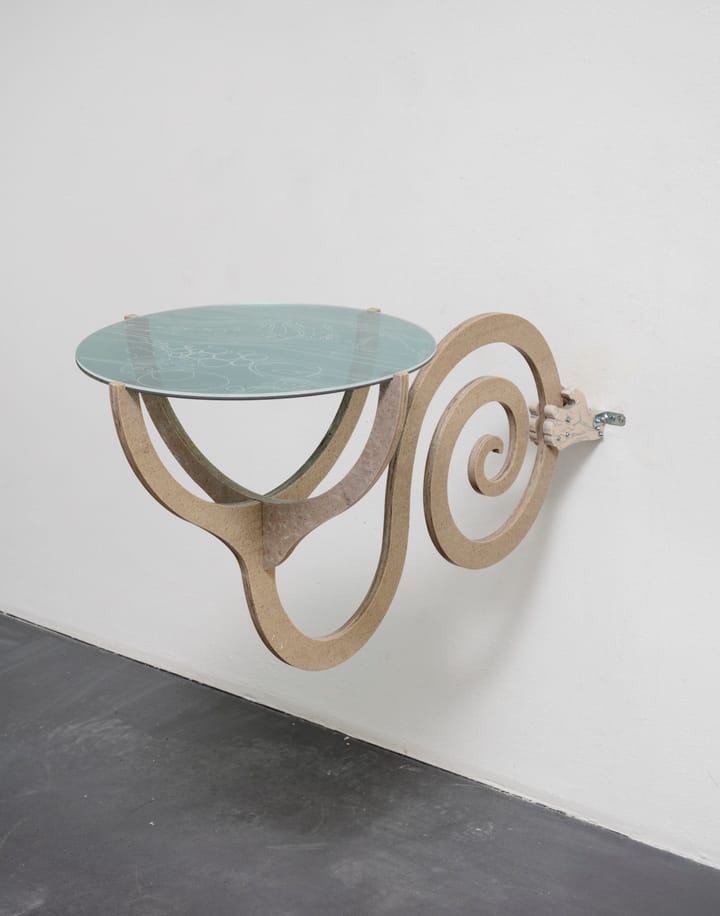 Lena Marie Emrich usa la pietra acrilica Himacs in mostra a Berlino