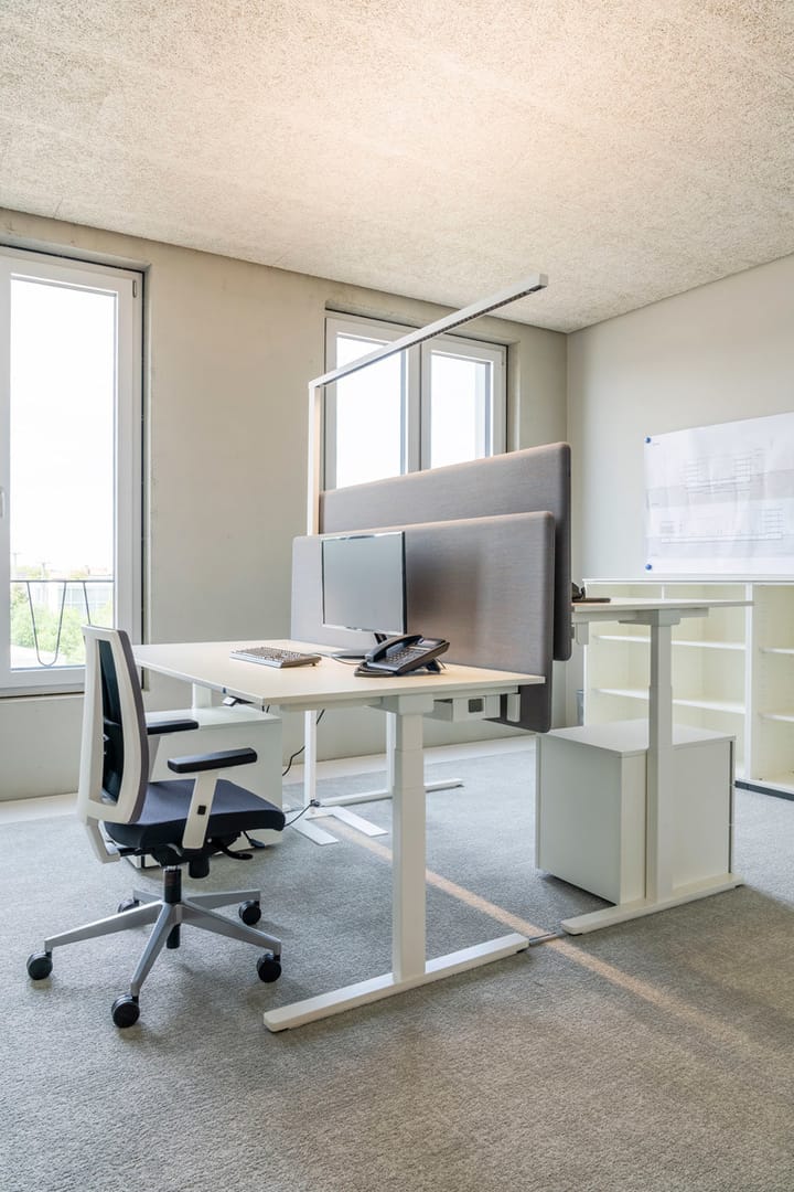 Moderne Arbeitsplätze und Büromöbel von Bene mit smarten und flexiblen ...