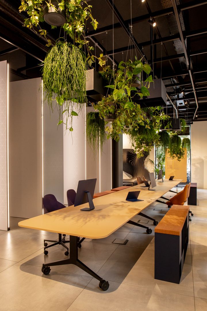 Mara contract and office furnishings in the FENIX Scenario space in Milan