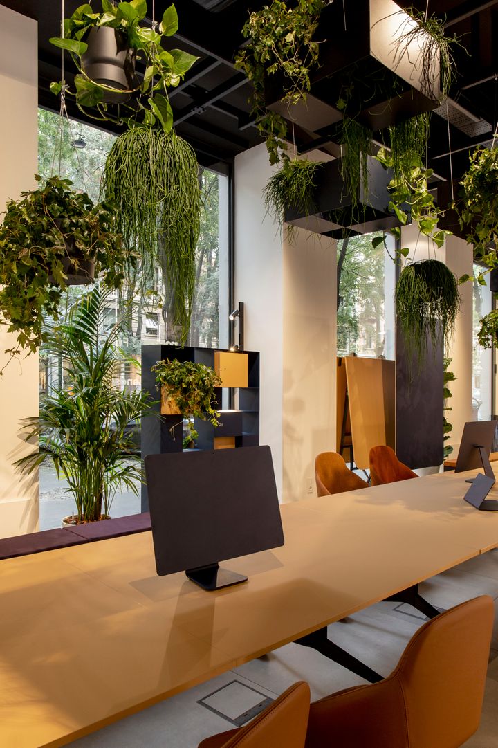 Mara contract and office furnishings in the FENIX Scenario space in Milan
