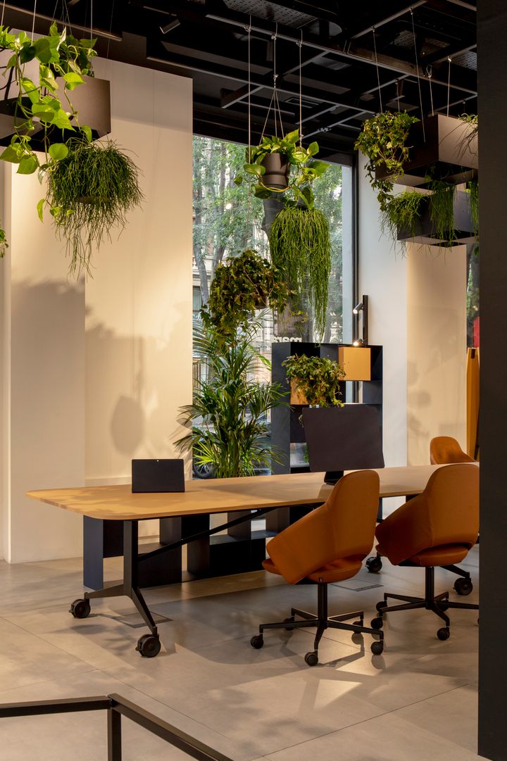 Mara contract and office furnishings in the FENIX Scenario space in Milan