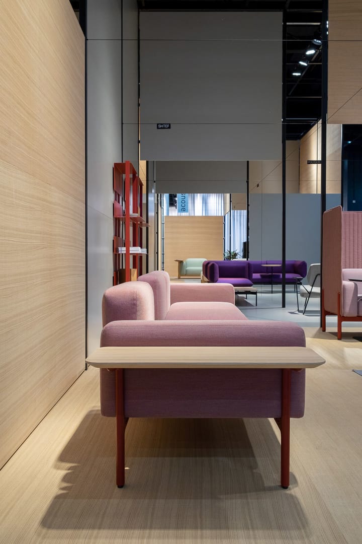 Prostoria präsentiert neue modulare Sofaserien Rostrum und Sabot