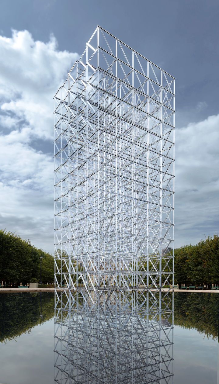 A monumental glass art installation by Emmanuel Barrois in Paris