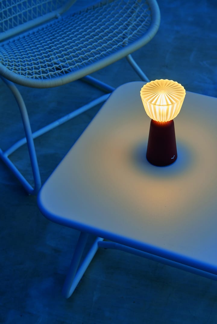 Fermob dévoile sa nouvelle lampe à poser SWIING à interrupteur intégré