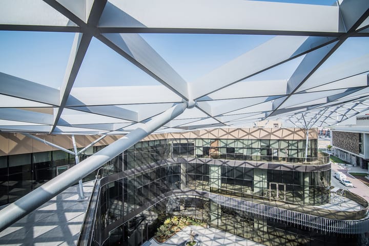 Dubai: neue Mall mit frei geformtem Glasdach aus Schüco Grid2Shell