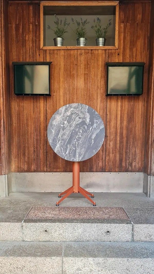 Rise™ by Stable Table is a self-stabilising table that eliminates wobbles