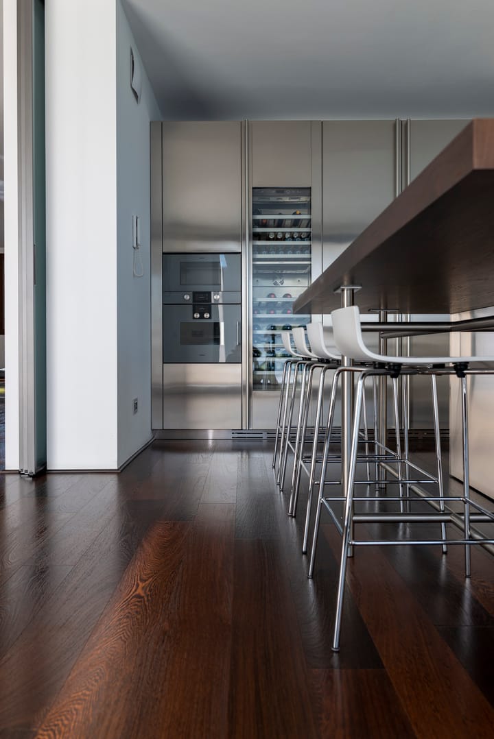 The Wengè wood floors by CP Parquet for the restyling of a 1970s villa