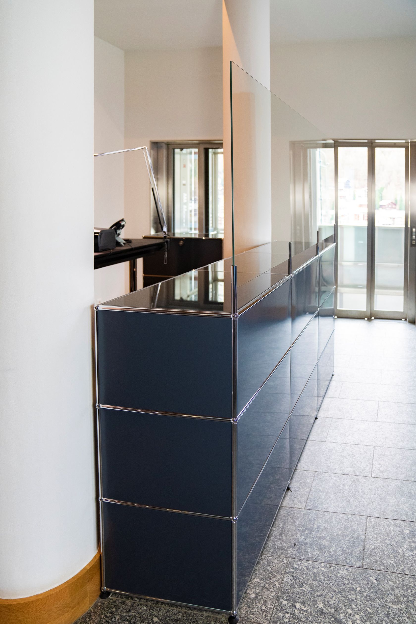 Modular reception station with a protection screen USM HALLER ...