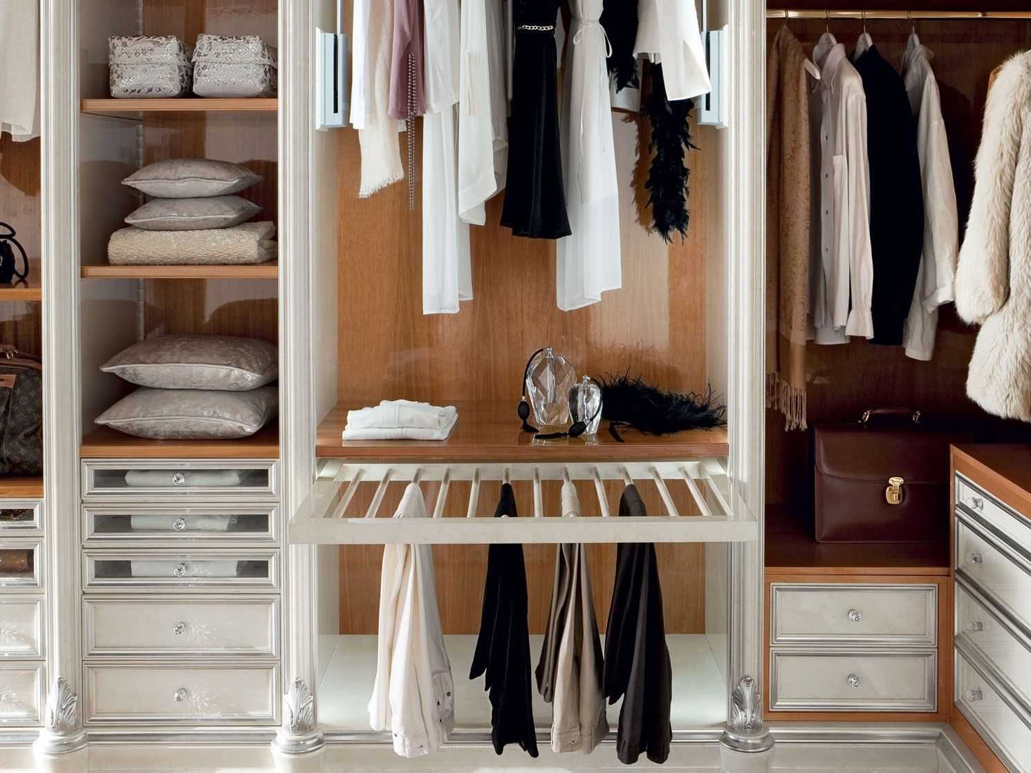 13909 | Walk-in wardrobe Walk-in wardrobe By Modenese Luxury Interiors