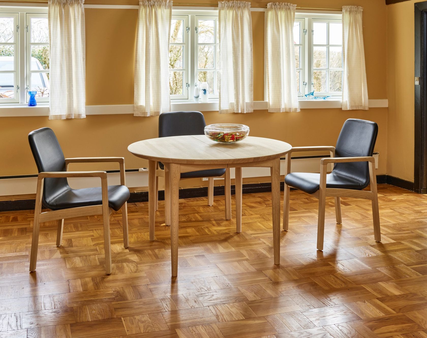 A9274E | Table By Dyrlund