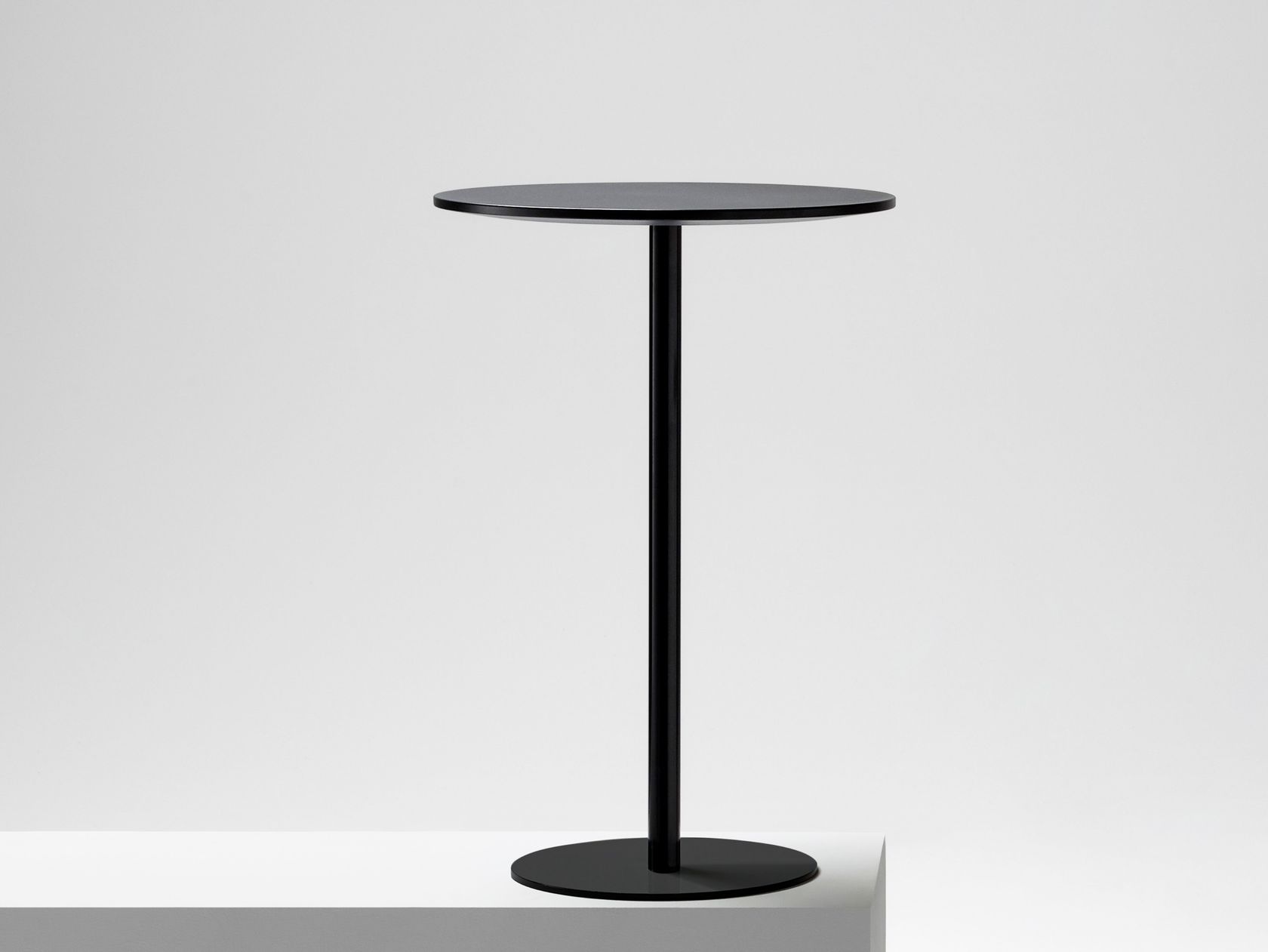 UNIVERSAL TABLE Round MDF table By Ross Gardam