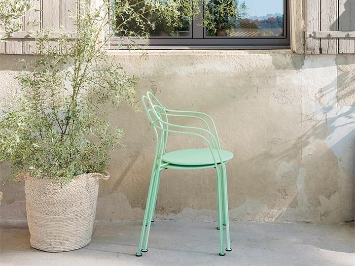 AIRLOOP Sedia da giardino in acciaio con braccioli By Fermob | design Frédéric Sofia