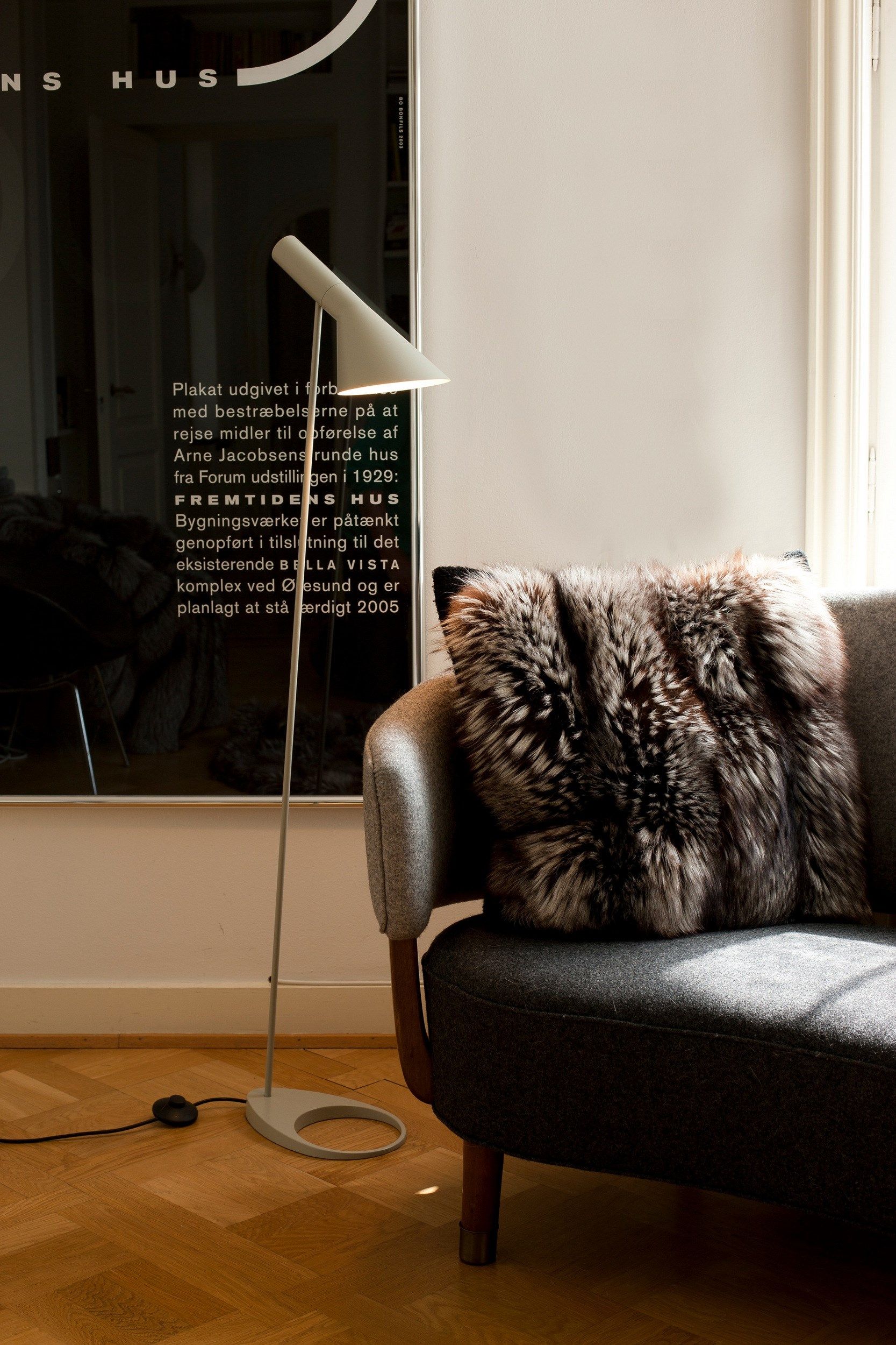 AJ | Floor lamp By Louis Poulsen design Arne Jacobsen