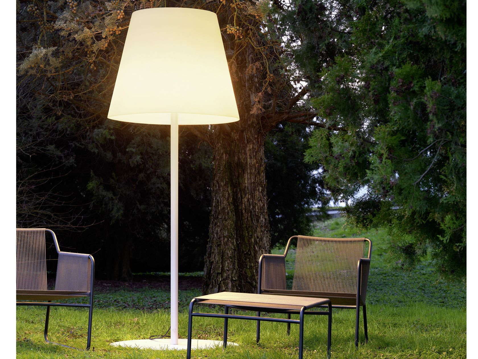 AMAX | Polyethylene Floor lamp By FontanaArte