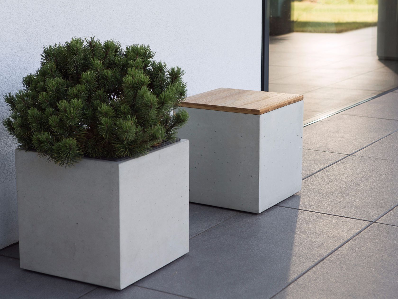 Square concrete planter ANGULUS SATIO MAGNO By CO33
