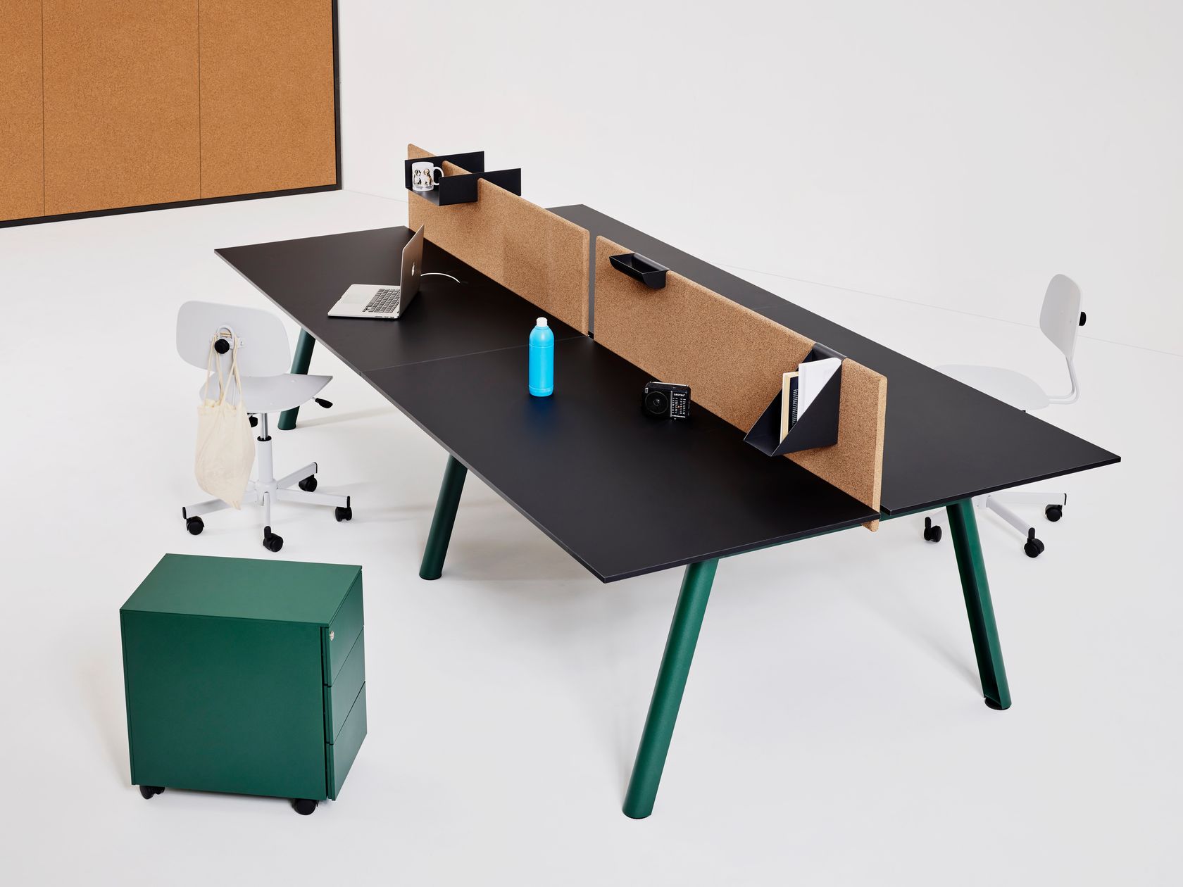 APOLLO | Office desk with overbridge By Manerba design Shane Schneck