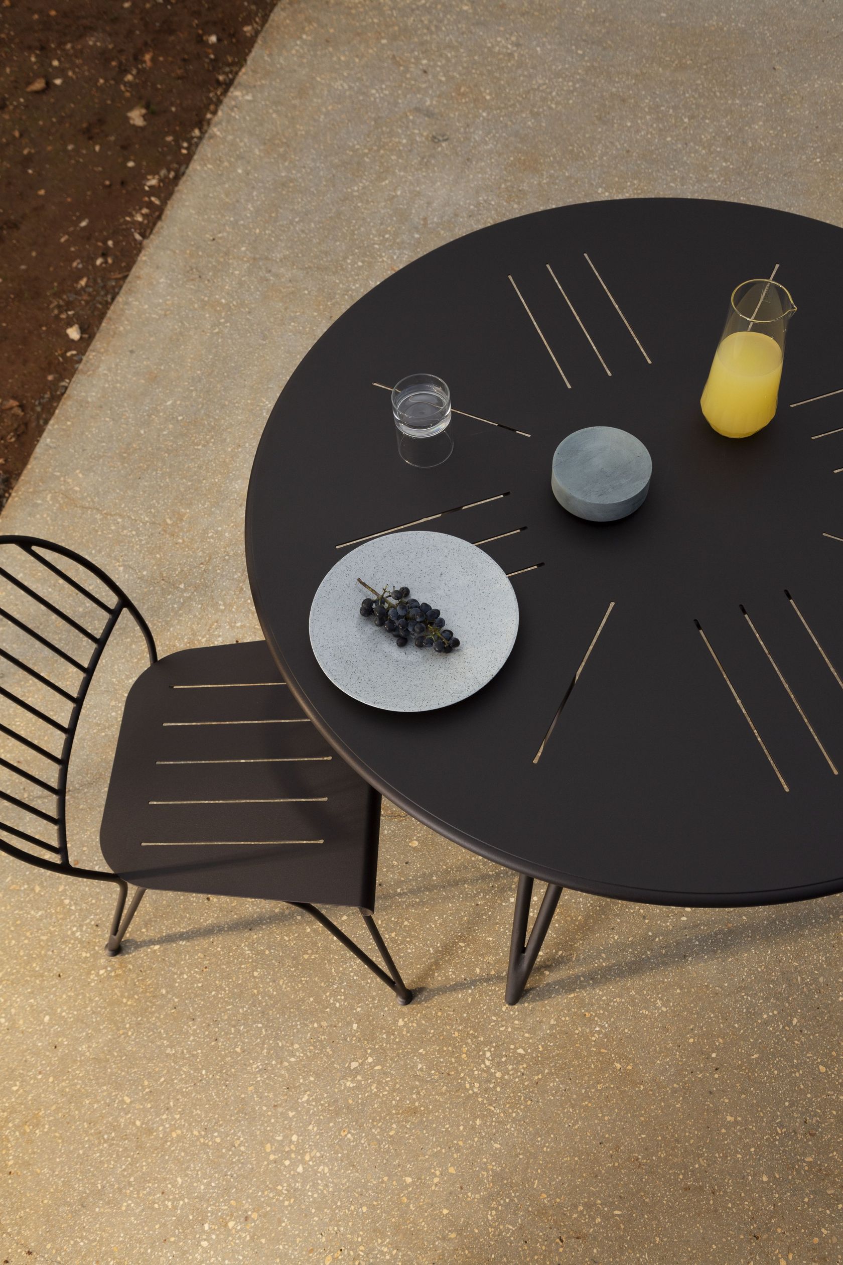 ARIETE Round iron garden table By Unopiù | design Adam D. Tihany
