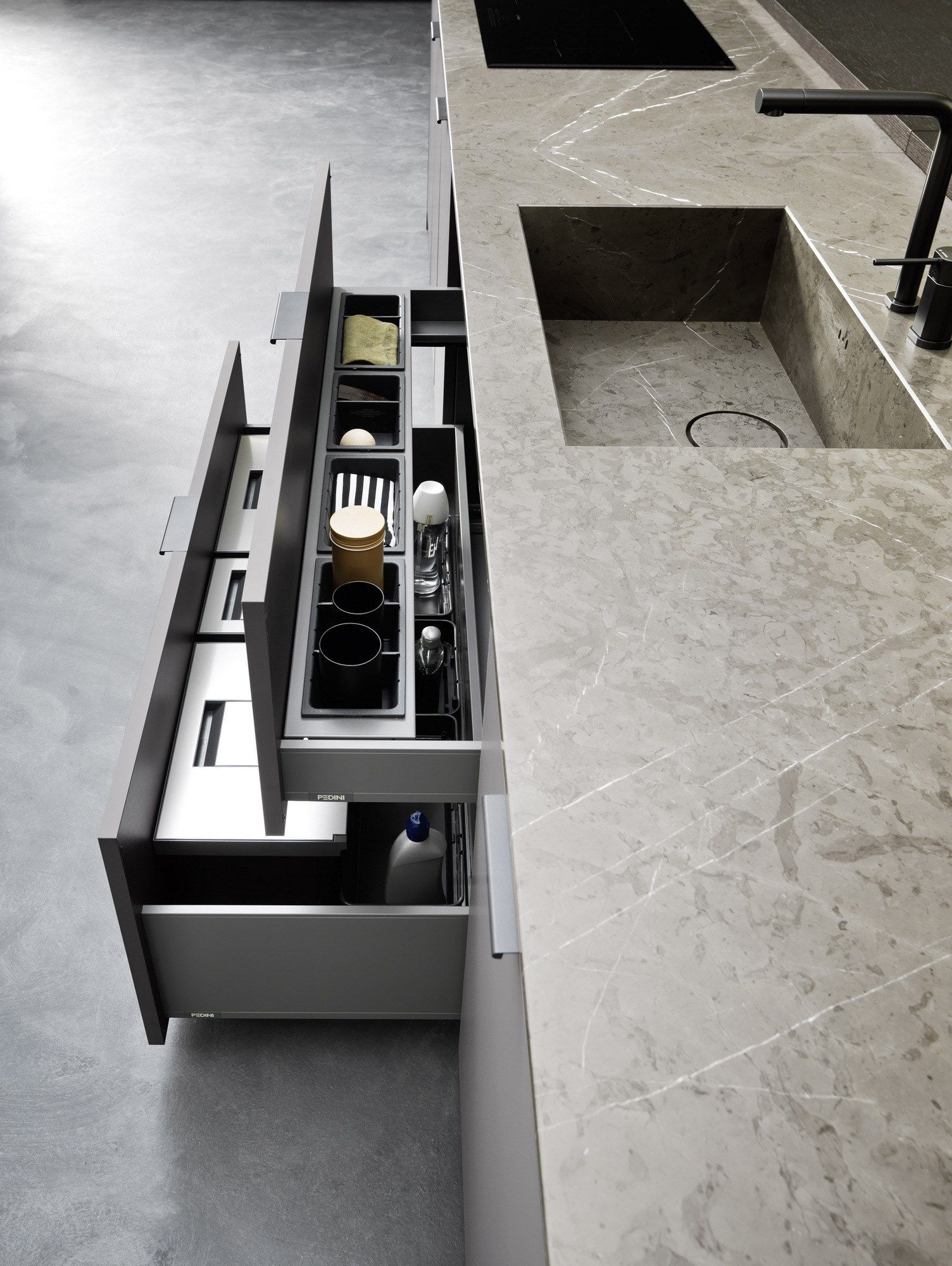 ARKÈ + QUADRA 04 Kitchen with island By Pedini
