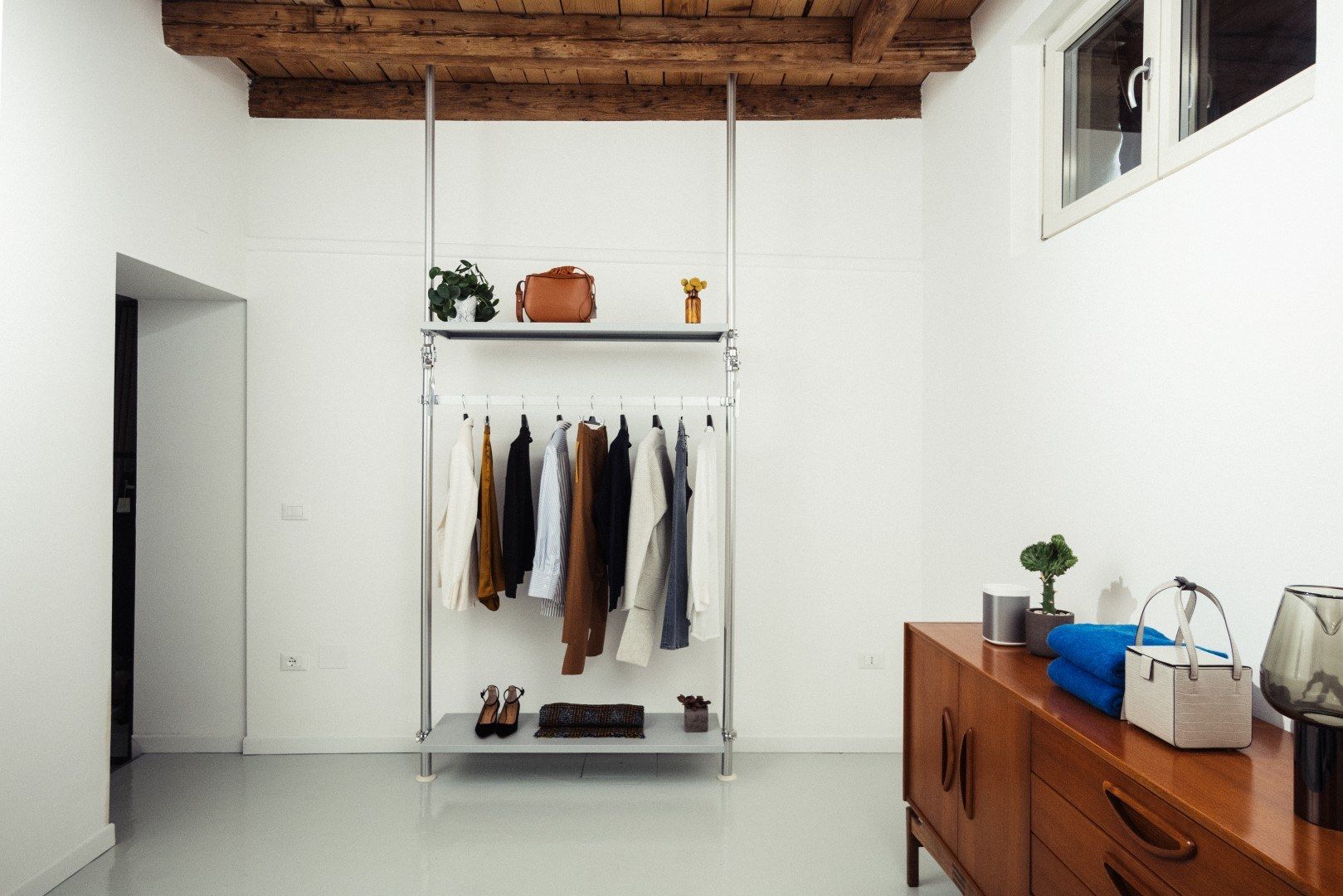 AUTOPOLE Modular retail display unit By ALU